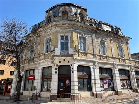 Красива къща на бивш кмет на Враца се руши търсят кой да я спаси снимки