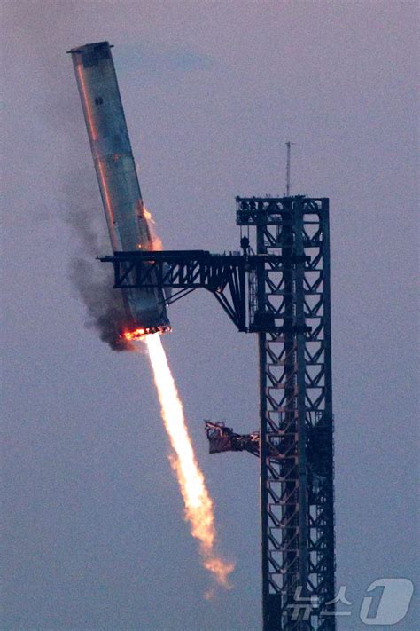 사진 수직 착륙 성공하는 스페이스x 스타십의 슈퍼헤비 뉴스1