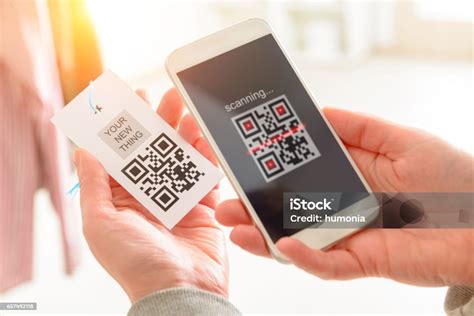 Photo Libre De Droit De Code Qr Analyse De Femme Banque Dimages Et Plus Dimages Libres De