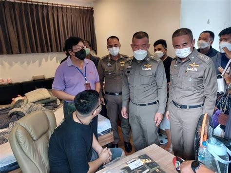 Photo Gallery บุกทลายแก๊งคอลเซ็นเตอร์หัวหน้าแก๊งชาวจีน รวบ 19 ผู้ต้องหาเช่าบ้านหรูพูลวิลลากว่า