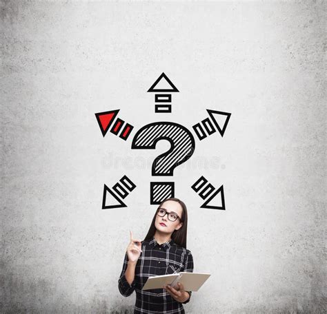 Nerdmeisje In Kleding En Vraagteken Met Pijlen Stock Foto Image Of