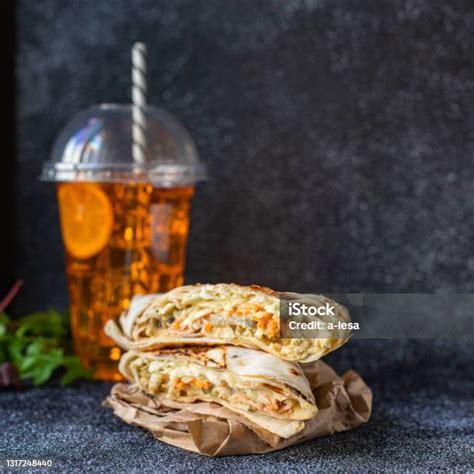 샤와르마 도너 케밥 샌드위치 롤 부리토 비건 야채 소스 타코 메뉴 테이크아웃 스낵 채소 채식 음식 식사 복사 공간 배경 소박한 탑 뷰 0명에 대한 스톡 사진 및 기타 이미지