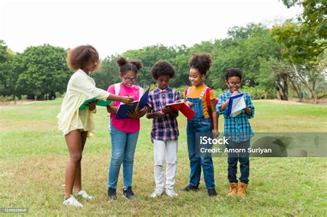 교실 밖에서 배우는 다양한 아이들의 명랑 우정과 학습 개념 학생 및 교육 개념 10 11세에 대한 스톡 사진 및 기타 이미지