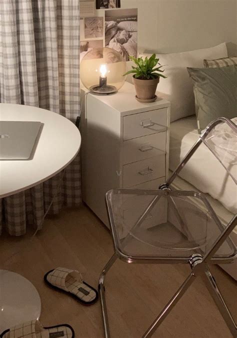 조그만 방에 내 취향을 담았다 무채색 3평 방 꾸미기 집꾸미기 스타일