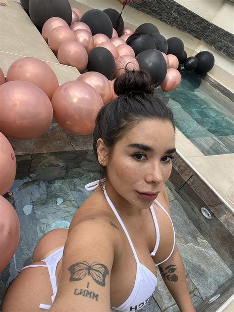 Name Of The Woman Behind Laura Saenz In This Picture Shemale Porn 1