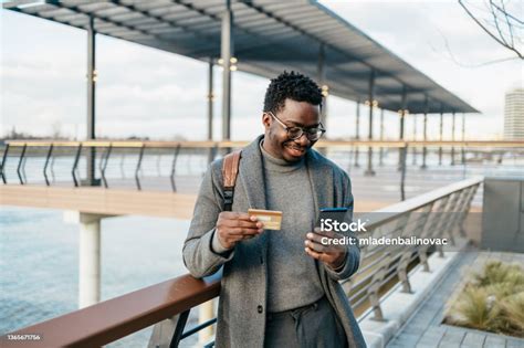 도시 거리에서 스마트 폰을 사용하는 아프로 미국 사업가 지불에 대한 스톡 사진 및 기타 이미지 지불 건물 외관 기업가 Istock