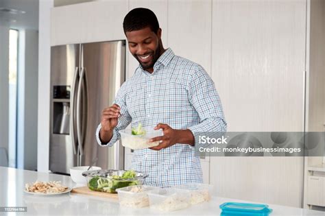 고 단백 식사를 준비 하 고 플라스틱 용기에 부분을 넣는 부엌에서 남자 건강한 생활방식에 대한 스톡 사진 및 기타 이미지 건강한 생활방식 건강한 식생활 검은색