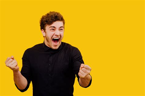 남자 흥분 에너지 행복 기쁨 울음 소리 손으로 몸짓 긍정적인 인간의 감정 표정 노란색 배경에 고립 긍정적인 감정 표현에 대한 스톡 사진 및 기타 이미지 Istock