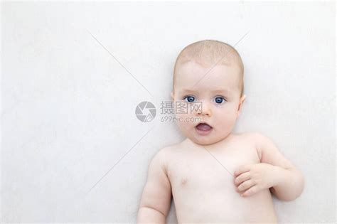 睡在床上的可爱高清图片下载 正版图片504131972 摄图网