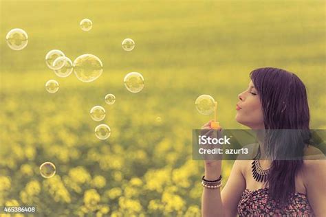 아름다운 여자 불기 많은 비누 비눗방울 여름 네이쳐향 1에 대한 스톡 사진 및 기타 이미지 1 2015년 개성 개념 Istock
