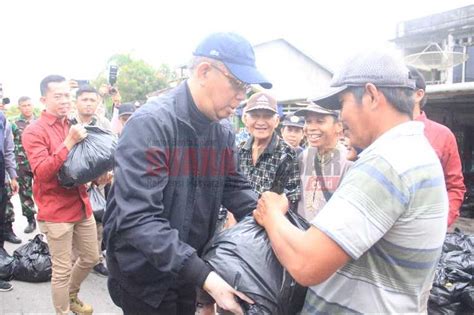 Pemprov Kalbar Serahkan 2000 Paket Bantuan Banjir Di Sambas Suarakalbar Co Id