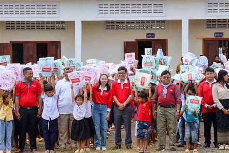 មិត្តហ្វូនផ្សព្វផ្សាយសុច្ឆន្ទៈ គាំទ្រដល់គ្រួសារក្រីក្ររាប់ពាន់នាក់ នៅតំបន់ព្រំដែនកម្ពុជា