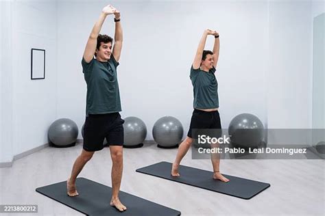 필라테스 공이 있는 체육관에서 필라테스 자세를 하는 젊은 커플 20 29세에 대한 스톡 사진 및 기타 이미지 20 29세 2명 30 34세 Istock