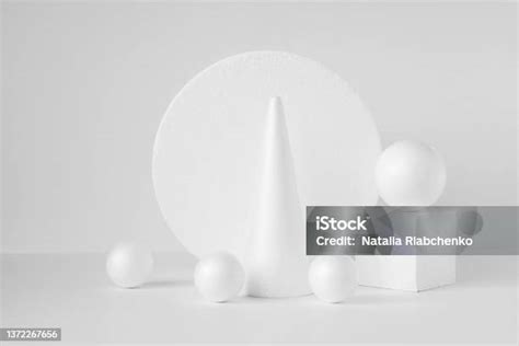 제품 데모를 위한 흰색 기하학적 연단 흰색 고립 된 배경에 폴리스티렌으로 만든 3 차원 공 원 콘 사각형 제품 프레젠테이션을 위한 3d 스탠드 개념 0명에 대한 스톡 사진