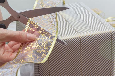 기프트 래핑을 위해 가위로 리본을 골드 스타로 자르고 몇 달간 가위로 잘라냅니다 가위에 대한 스톡 사진 및 기타 이미지 가위