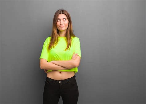 Jovencita Rusa Fresca Cansada Y Aburrida Foto Premium