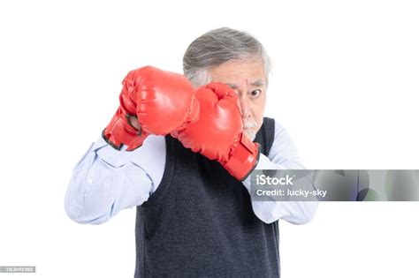 전투기 아시아 노인 스포츠 권투 빨간 장갑 격리 된 흰색 배경에 광고 또는 홍보 텍스트에 대 한 공간을 복사 합니다 건강한 생활