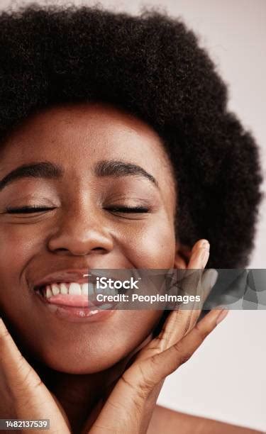 화장품 흑인 여성 스킨케어 피부과 회색 스튜디오 배경에 있는 소녀가 있는 재미있는 얼굴 아프리카계 미국인 여성 숙녀 아침 루틴을 위한 메이크업 몸단장을 위한 살롱 트리트먼트