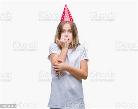 격리 된 배경에 강조 하 고 손톱을 물어 뜯고 입에 손을 긴장을 찾고 생일 모자를 쓰고 젊은 아름 다운 소녀 불안 문제입니다 감정에 대한 스톡 사진 및 기타 이미지 Istock