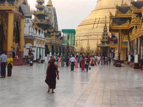 နှစ်ဆန်း ၁ ရက်နေ့ ရွှေတိဂုံဘုရားမြင်ကွင်း ဓာတ်ပုံ