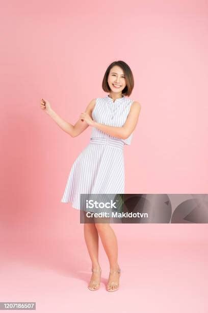 카메라에 웃고 자신감 소녀 노란색 배경에 고립 된 우아한 흰색 여성의 스튜디오 샷 귀여운에 대한 스톡 사진 및 기타 이미지 귀여운 댄서 명랑한 Istock