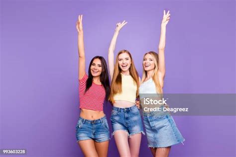 얇은 다리는 밝은 보라색 배경에 고립 된 두 손가락으로 Vsign를 보여주는 위로 팔을 들고 밝은 긍정적인 여자의 초상화 3 명에 대한 스톡 사진 및 기타 이미지 Istock