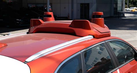 자율 주행 자동차의 지붕에 있는 Lidar 센서와 카메라 테스트 중인 자율주행차 시스템 차량에는 수많은 Lidar 센서가 장착되어 있습니다 자율 주행 자동차 센서를 위한