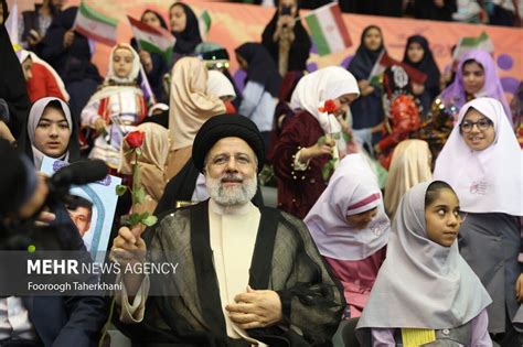 فرارو عکس رئیسی در میان دختران