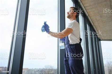 전문 청소 서비스 직원이 건물 창문 유리를 씻습니다 상점 및 기업을 위한 청소를 선보입니다 30 34세에 대한 스톡 사진 및 기타 이미지 Istock
