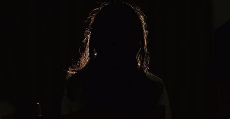 검은색 배경 긴 머리 뒷모습 등불 실루엣 어두운 여성에 관한 무료 스톡 동영상