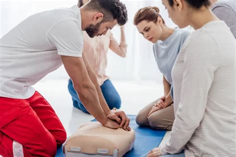 Cpr Instructor Pictures Cpr Instructor Stock Photos Images Depositphotos