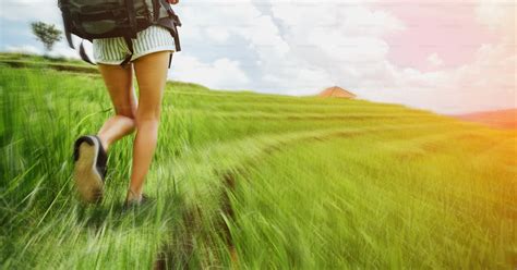 녹색 필드를 가로질러 걷는 배낭을 가진 적합하고 아름다운 여성의 다리의도적인 모션 블러 및 태양 눈부심 사진 Unsplash의 휴식 이미지