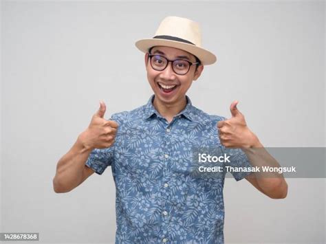쾌활한 관광 남자 모자를 쓰고 행복한 감정을 엄지 손가락으로 보여줍니다 30 34세에 대한 스톡 사진 및 기타 이미지 30 34세 감정 긍정적인 감정 표현 Istock