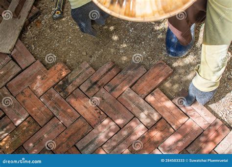 Worker Laying Red Brick Pathway Around The House Stock Image Image Of Base Level