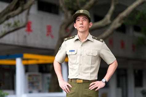軍官情人