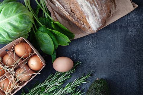 요리에 대 한 잉 글 신선한 유기농 채소 글루텐 프리 빵 에코 계란 및 파 슬 리 복사 공간 어두운 돌 배경에 봄 야채 평평한 누워 건강 식품 컨셉 0명에 대한 스톡 사진