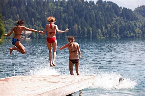 세 여성 중간음 에어제스처 뛰어내림 대상쪽으로 레이브 3 명에 대한 스톡 사진 및 기타 이미지 3 명 점프 공중 Istock