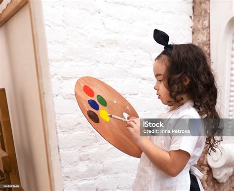 페인트 팔레트와 브러시를 가진 귀여운 소녀 작은 그림 예술가 색칠한 이미지에 대한 스톡 사진 및 기타 이미지 색칠한 이미지