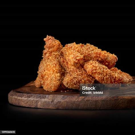 튀긴 닭 다리 세트 나무 쟁반에 치킨 너겟을 놓고 검은 색으로 격리하십시오 닭고기에 대한 스톡 사진 및 기타 이미지 닭고기 치킨 너겟 팬코 빵가루 Istock