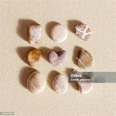 바다 돌 천연 미세 모래 배경에 중립적 인 색상 천연 자갈과 1 개의 돌 심장에서 여름 광장 구성 돌 바위에 대한 스톡 사진 및 기타 이미지 Istock