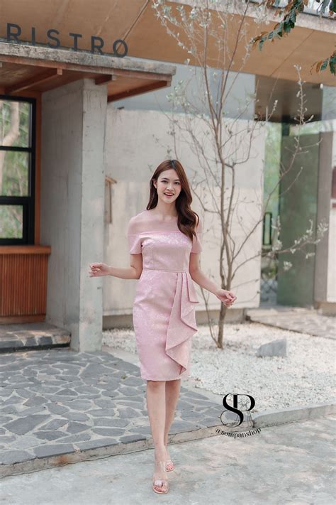 ชุดเดรสออกงานสีชมพู ทรงเข้ารูป ผ้าอัดลาย ช่วงไหล่ซีทรู เอวแต่งจีบ ทรงเข้ารูป เรียบหรู สวย ดูดี