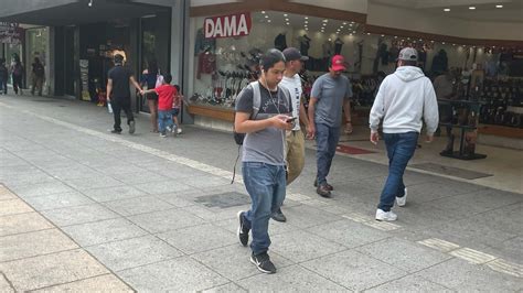 La Inconsciencia Sigue Usuarios Transitan Con Audífonos