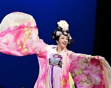 74岁刘晓庆美国深夜现身，低调打扮引热议，霸气气场依旧震慑全场