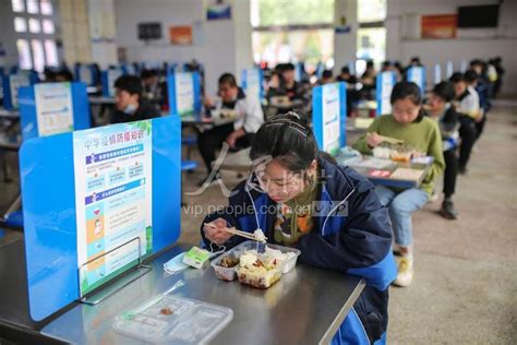 湖南永州分餐制助力校园防疫 人民图片网