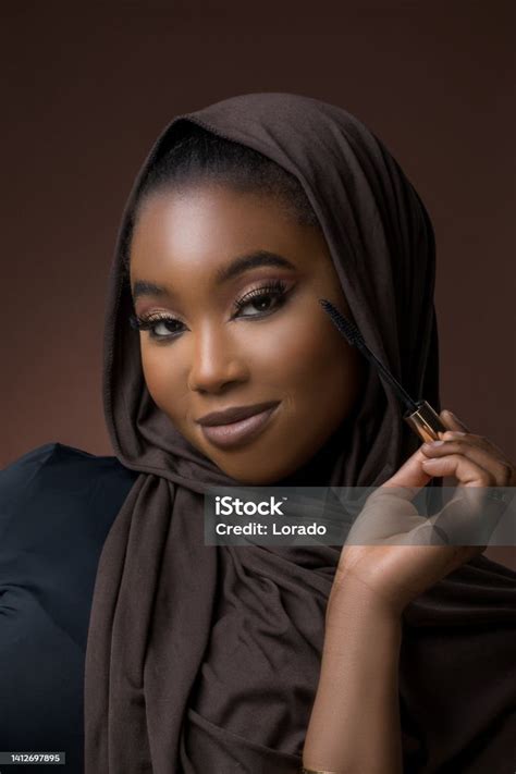스튜디오 촬영에서 히잡을 입은 아름다운 무슬림 여성 20 24세에 대한 스톡 사진 및 기타 이미지 20 24세 개성 개념 겸손 Istock