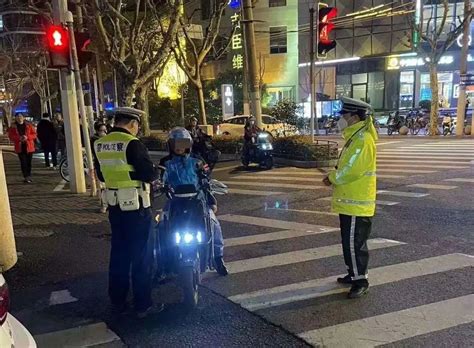 创城复评进行时丨静安交警持续开展交通安全宣传澎湃号·政务澎湃新闻 The Paper