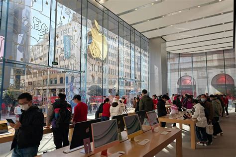 Iphone銷量開年大跌3成，中國官網罕見大降價；蘋果首度超車三星，2023年手機出貨量奪冠 Tnl The News Lens 關鍵評論網