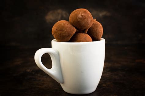 다크 초콜릿 트 뤼 플 닫습니다 코코아 파우더 디저트 커피 한 잔에 제공 됩니다 다크 빈티지 배경입니다 0명에 대한 스톡 사진 및 기타 이미지 Istock