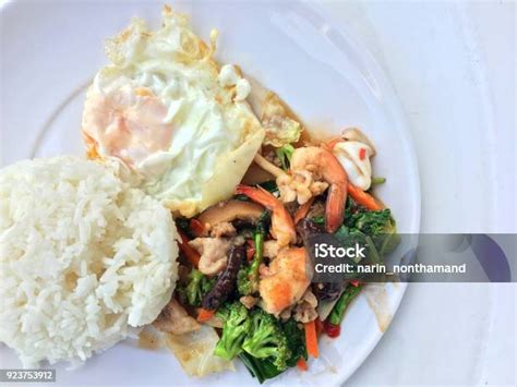 태국 건강 식품 야채 볶음 요리 브로콜리 버섯 당근 Hearb 오징어 쌀과 흰색 배경에 흰색 접시에 튀긴된 계란 새우 볶음 태국 스타일 패스트 푸드 수 Orde 0명에 대한
