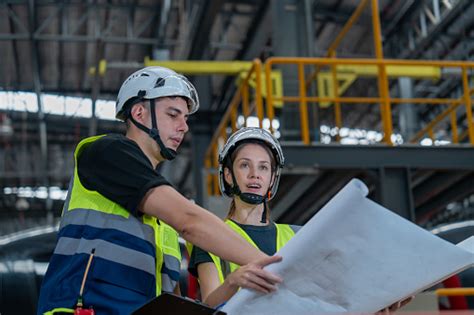 철도 기술자는 차고에서 전기 열차를 유지 관리하기 위해 엔지니어와 협력하여 전기 열차 추진 시스템을 검사합니다 2명에 대한 스톡 사진 및 기타 이미지 Istock